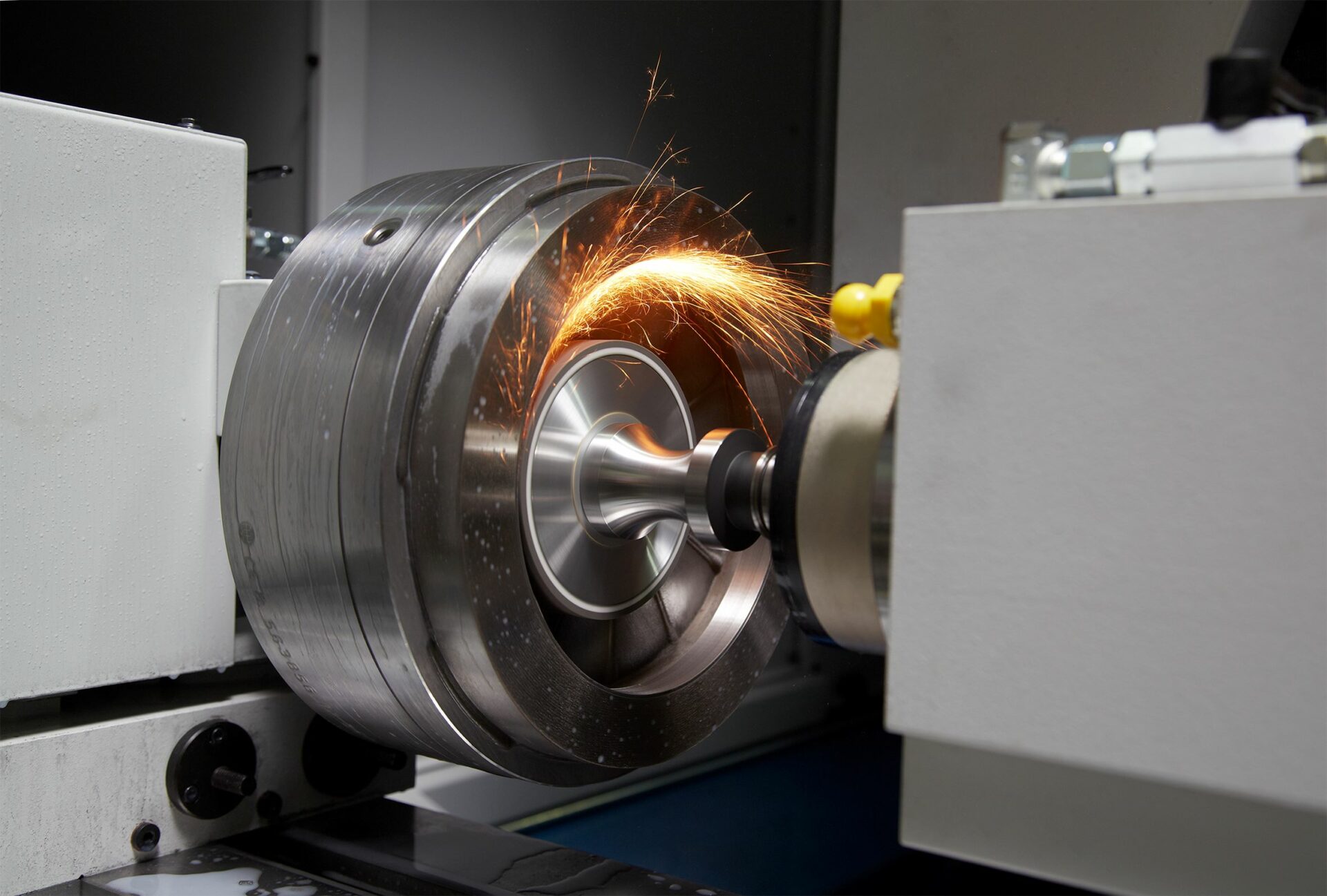 Insight into the universal cylindrical grinding machine W 11 CNC from EMAG Weiss