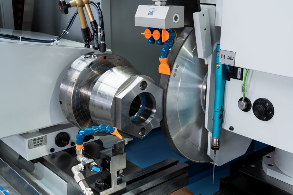 Insight into the universal cylindrical grinding machine W 11 CNC from ...