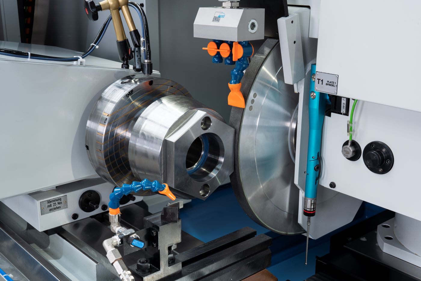 Insight into the universal cylindrical grinding machine W 11 CNC from EMAG Weiss