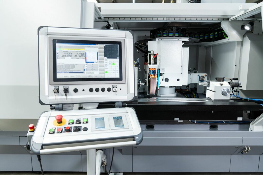 Insight into the universal cylindrical grinding machine W 11 CNC from EMAG Weiss